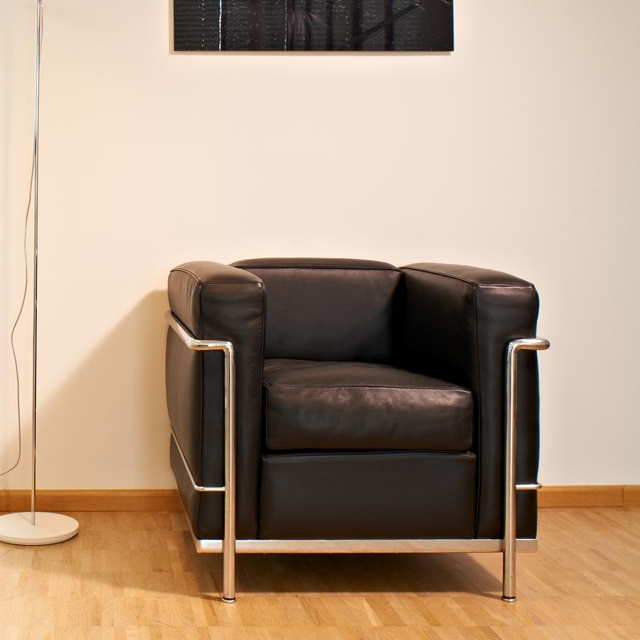 2 Fauteuil Grand Confort, petit modèle | Cassina | de Le Corbusier ...